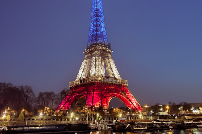 Eifelio bokštas mėlyna, balta ir raudona spalvomis 2025 m. lapkričio 12 ...