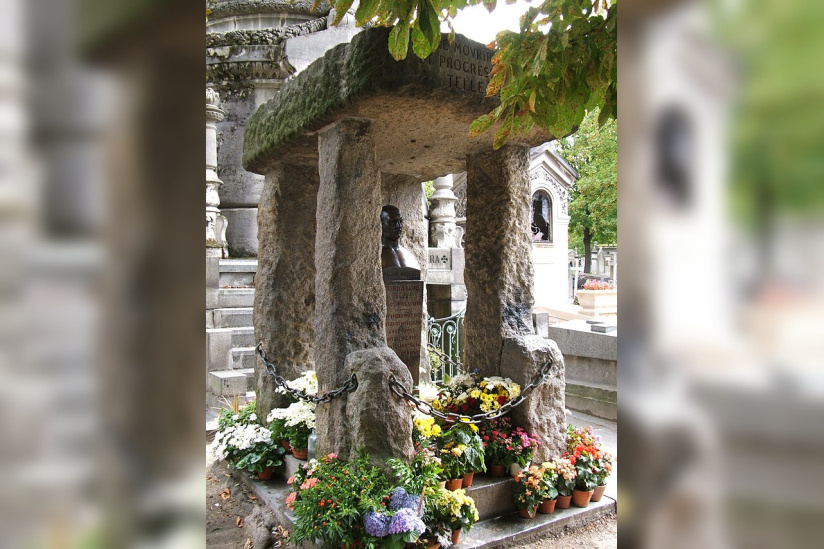 Cette tombe en forme de dolmen est la plus fleurie du cimetière du Père Lachaise : voici sa ...