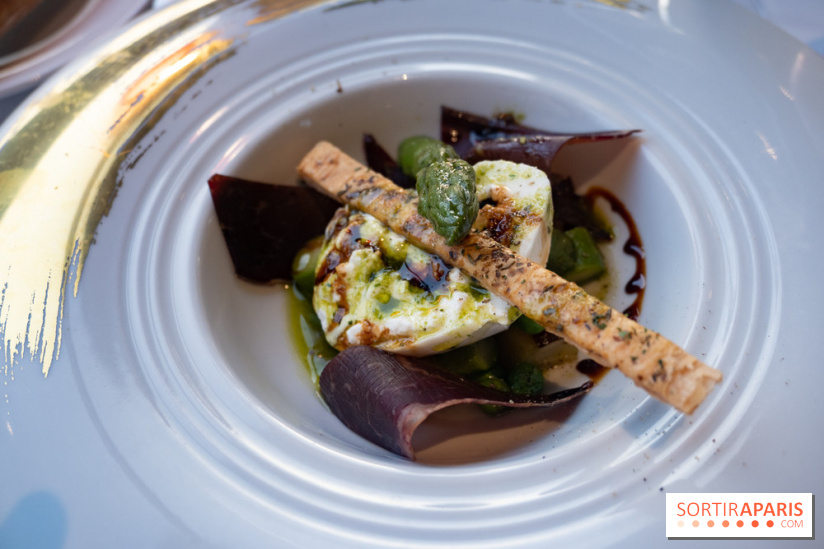 Maxim’s sur Seine, the latest dinner-cabaret show-cruise by Maxim’s ...