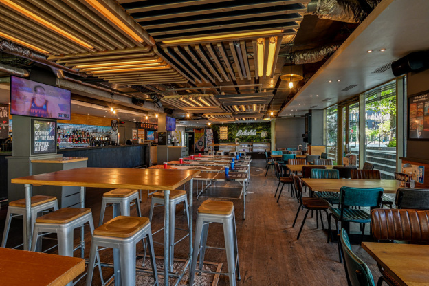 THE sports bar in Paris: Belushi's Canal! - Sortiraparis.com