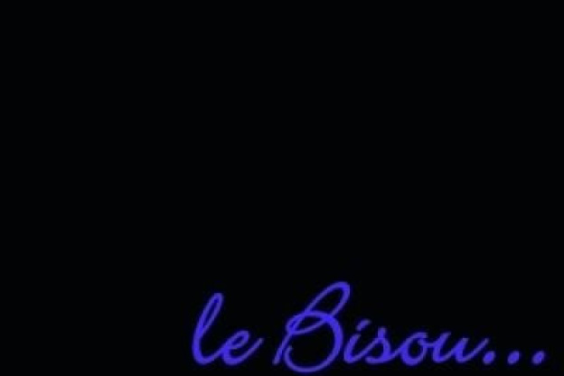 Le bisou ... - Nuits parisiennes - Sortiraparis.com