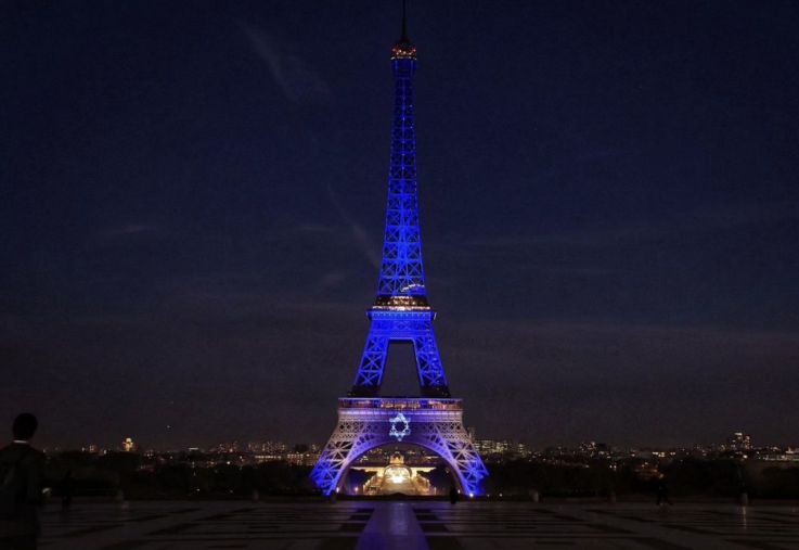 La Tour Eiffel, illuminée aux couleurs d'Israel, en soutien aux victimes - Sortiraparis.com
