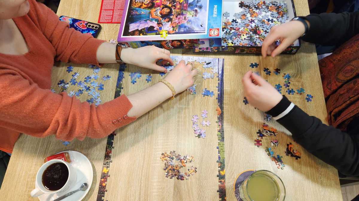 Ma Bozzle pořádá v Paříži workshop skládání puzzle, na kterém se ...