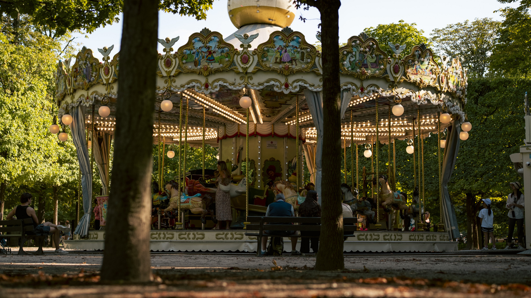 Le Carrousel des Tuileries : un manège pour les enfants en plein cœur ...