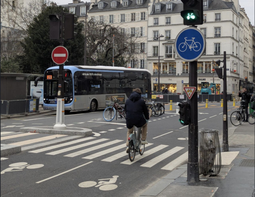 Paris: new traffic lights specially designed for cyclists ...
