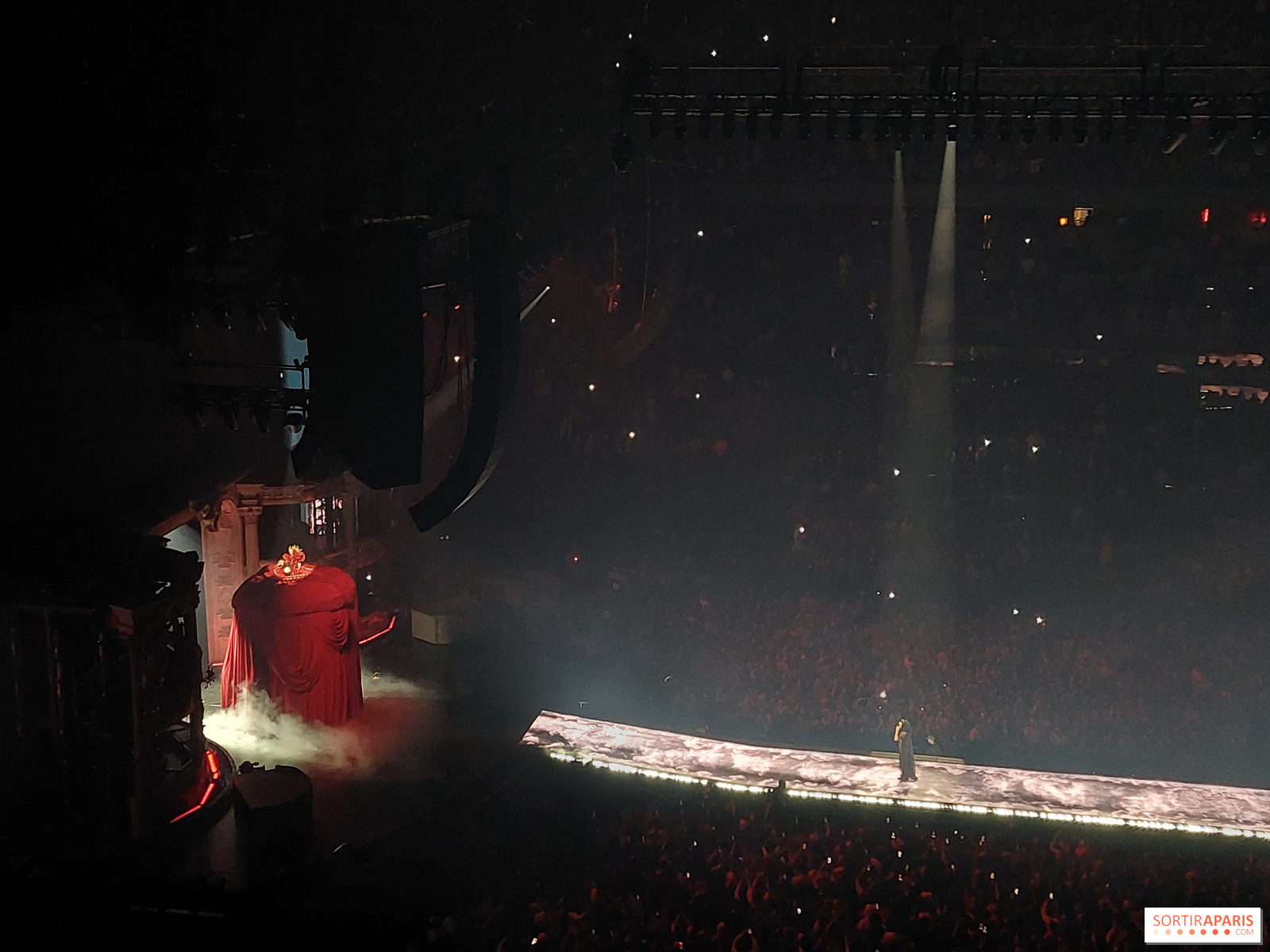 Lady Gaga surengė neįtikėtiną gotikinę operą Paryžiaus „Accor Arena ...