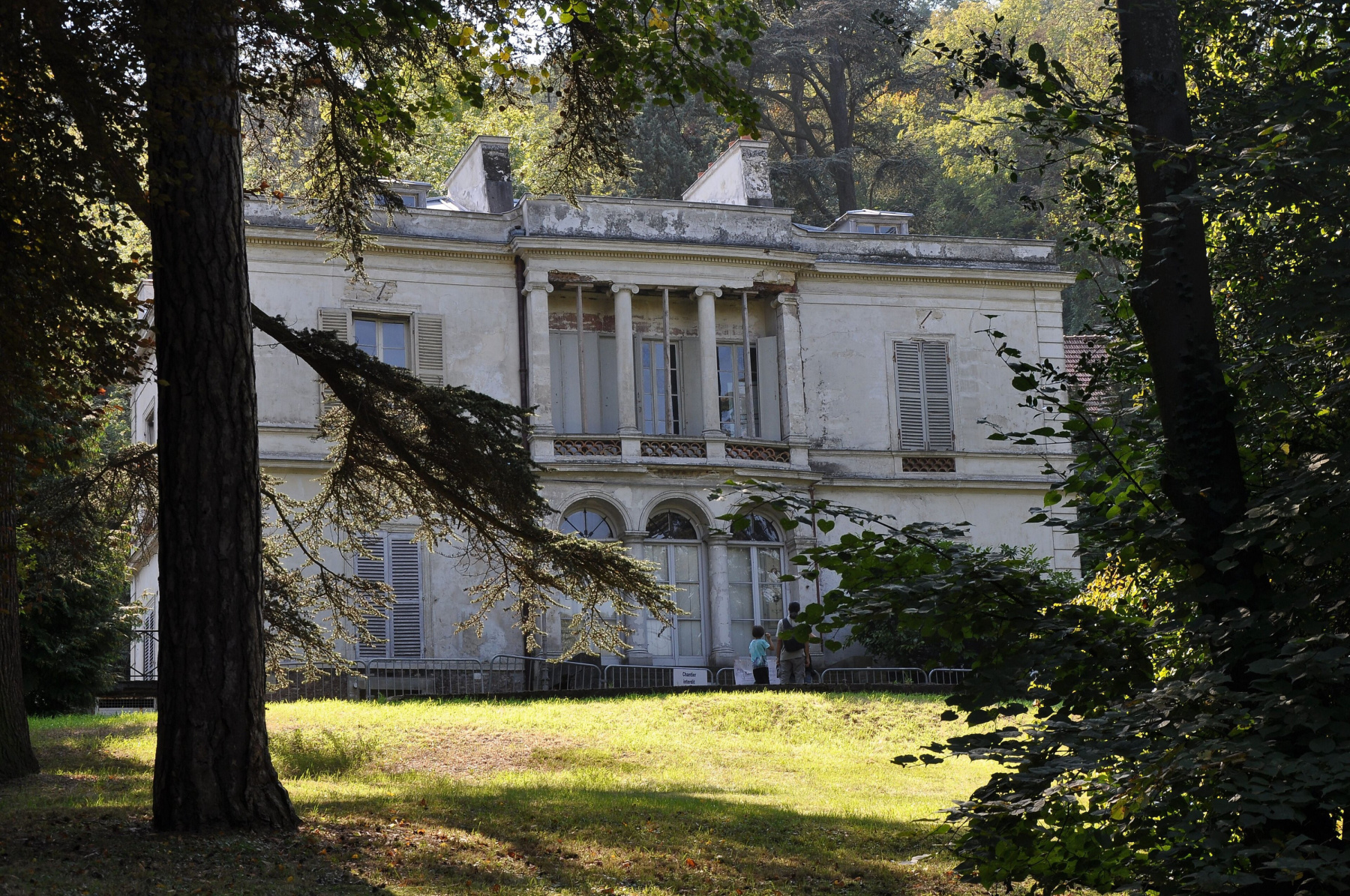 Près de la colline des impressionnistes, un hôtel particulier en péril ...