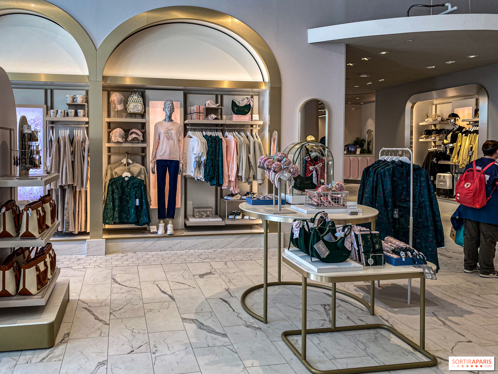 Disney Village : Disney Style et Disney Glamour, les deux boutiques de mode pour les ...