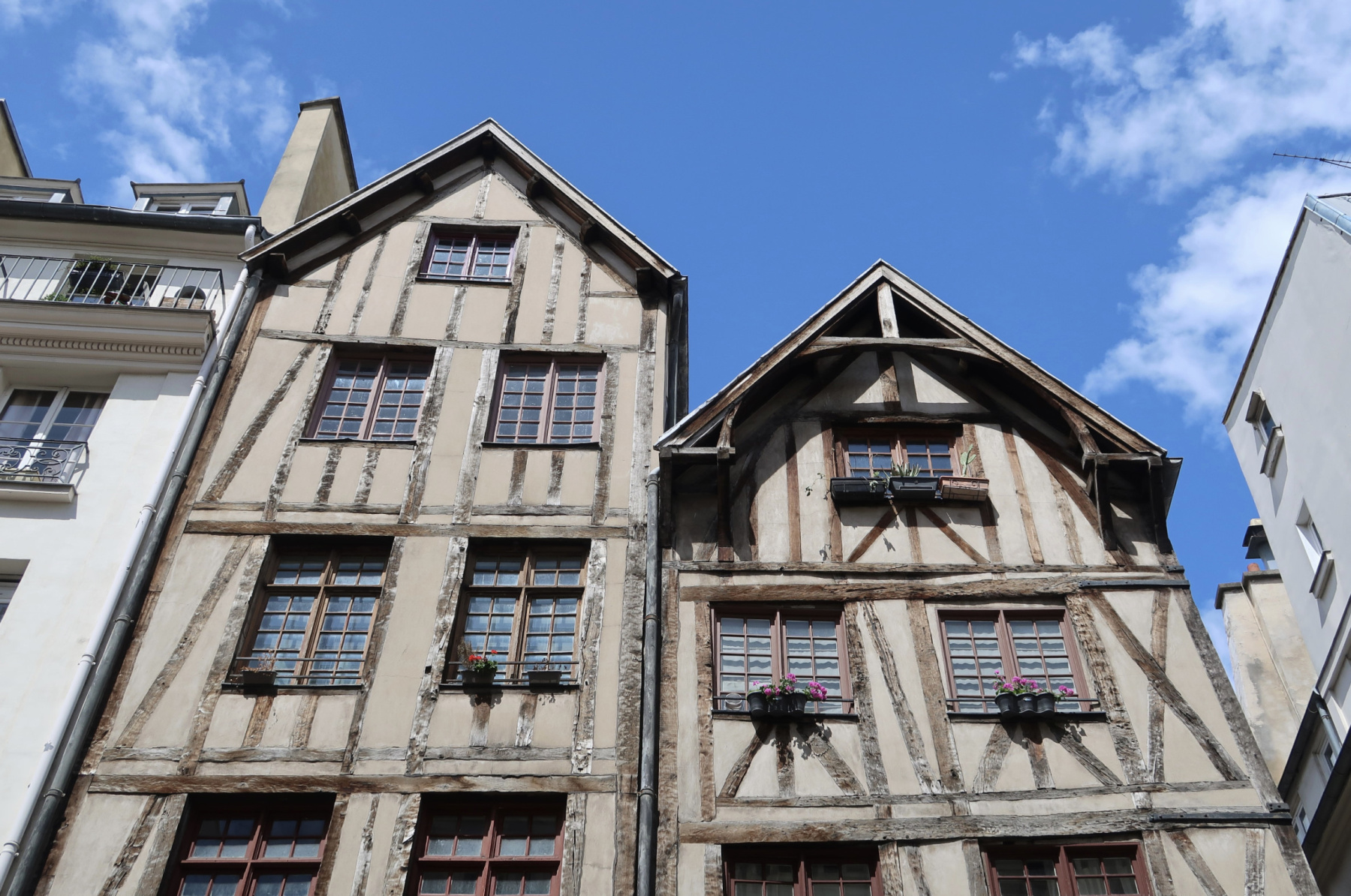 The medieval houses of rue François-Miron, vestiges of an old Paris in ...