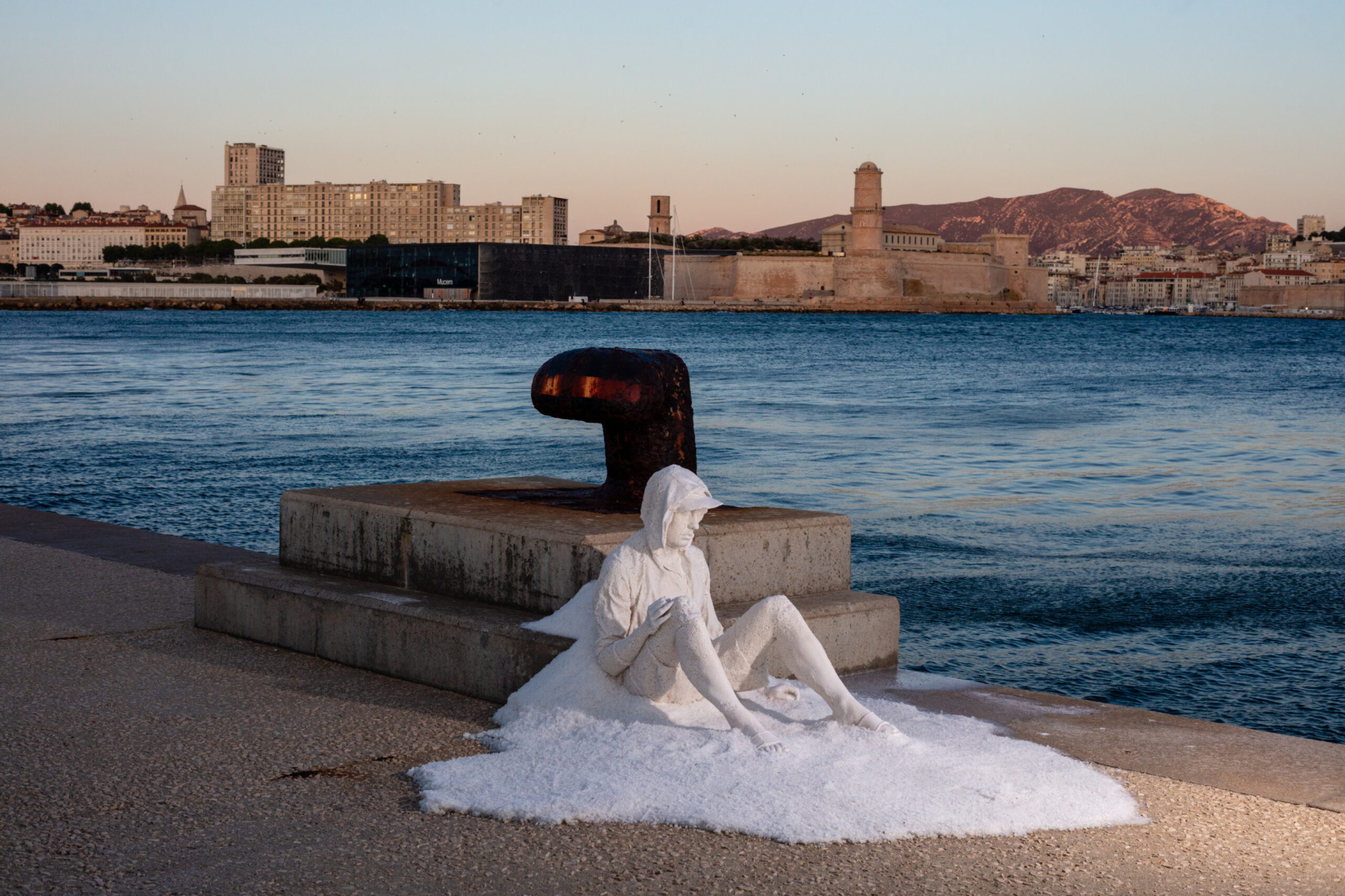 Voir la mer：マイフ・ソシアル・クラブで転覆した世界を示す無料展覧会 - Sortiraparis.com