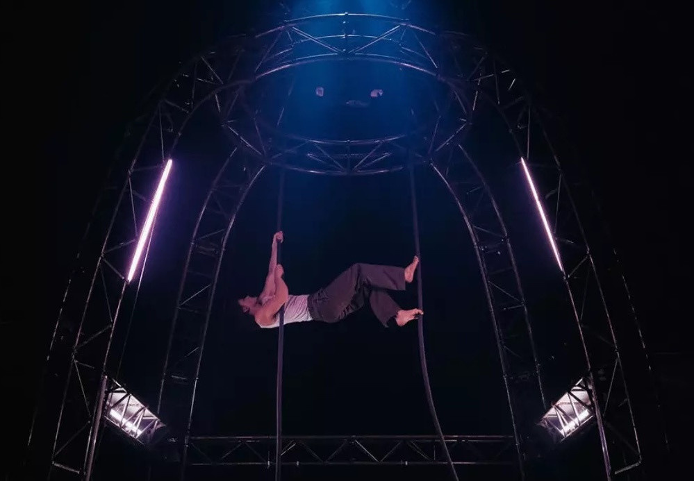 Amélia : un spectacol aerian dedicat pionierei aviației, la Scala Paris ...